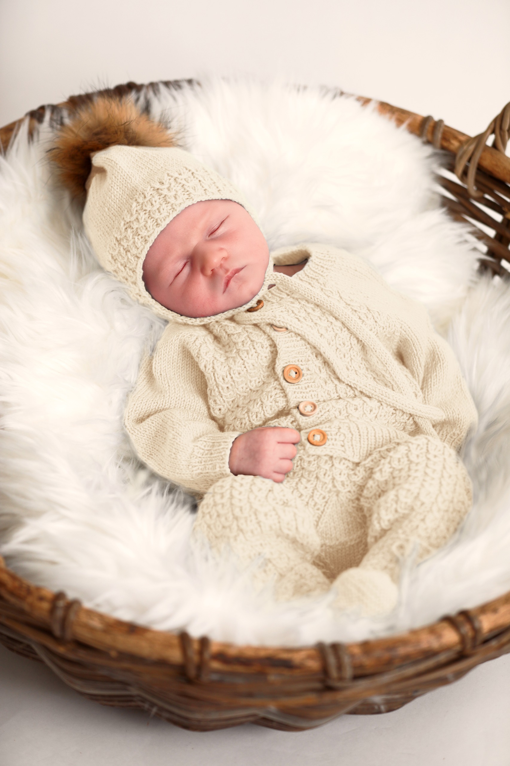 2028-6 April klänning, mössa och strumpor - Garnius - Garnius.se