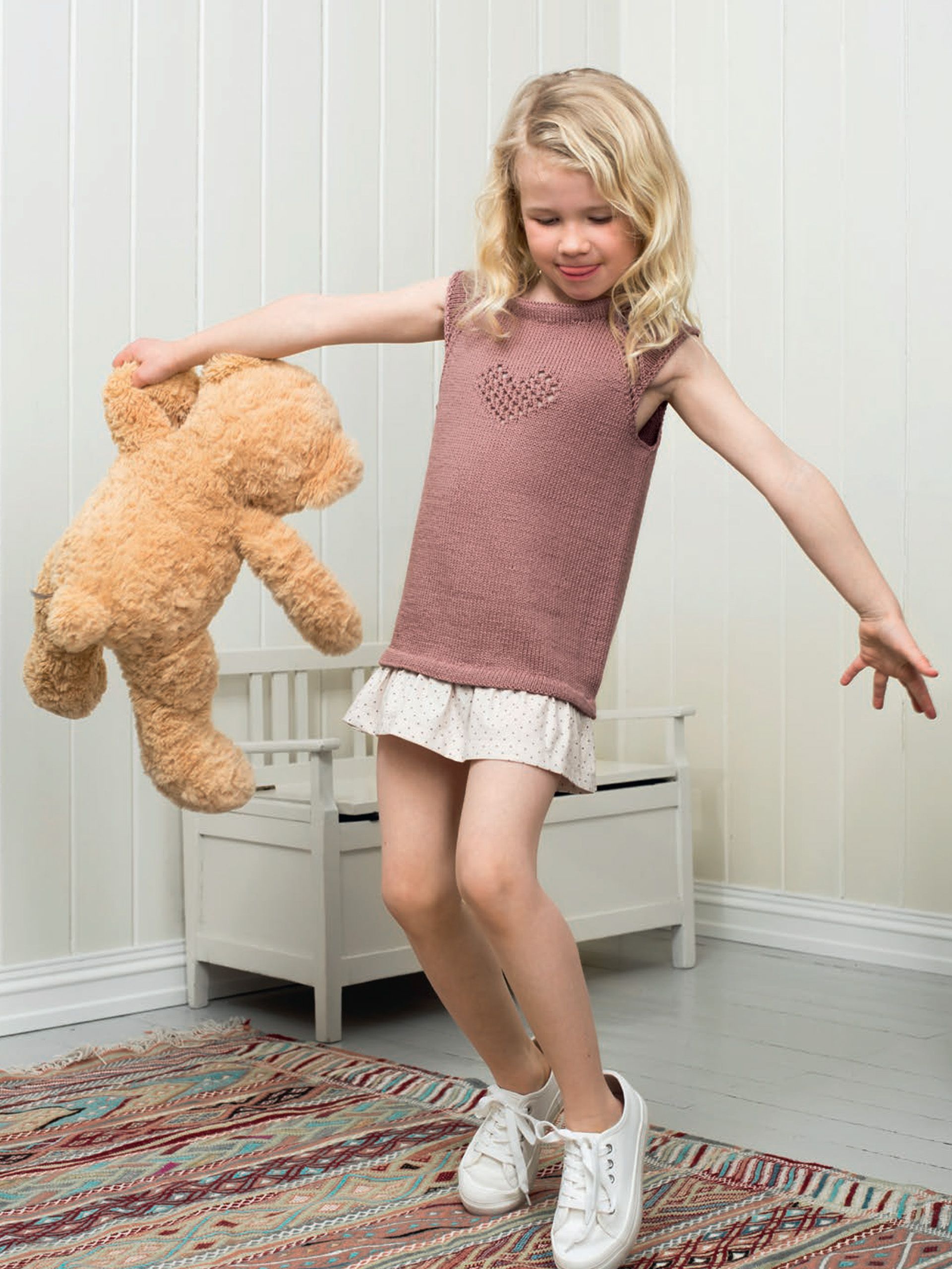 325-06 Hjertekjole med kappeskjørt - Garnius