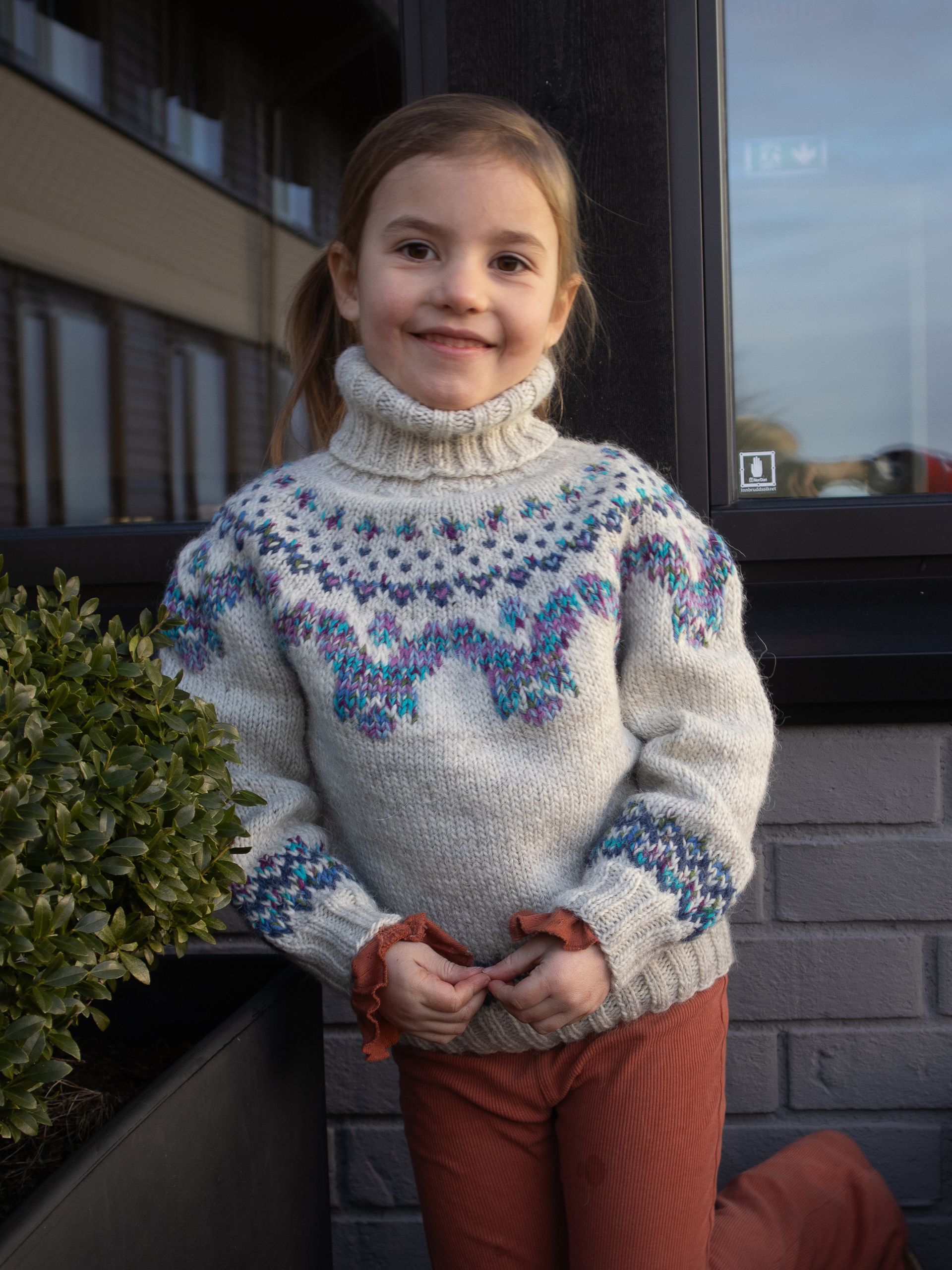 482-04 Litjåsen barnegenser - Garnius - Garnius.se