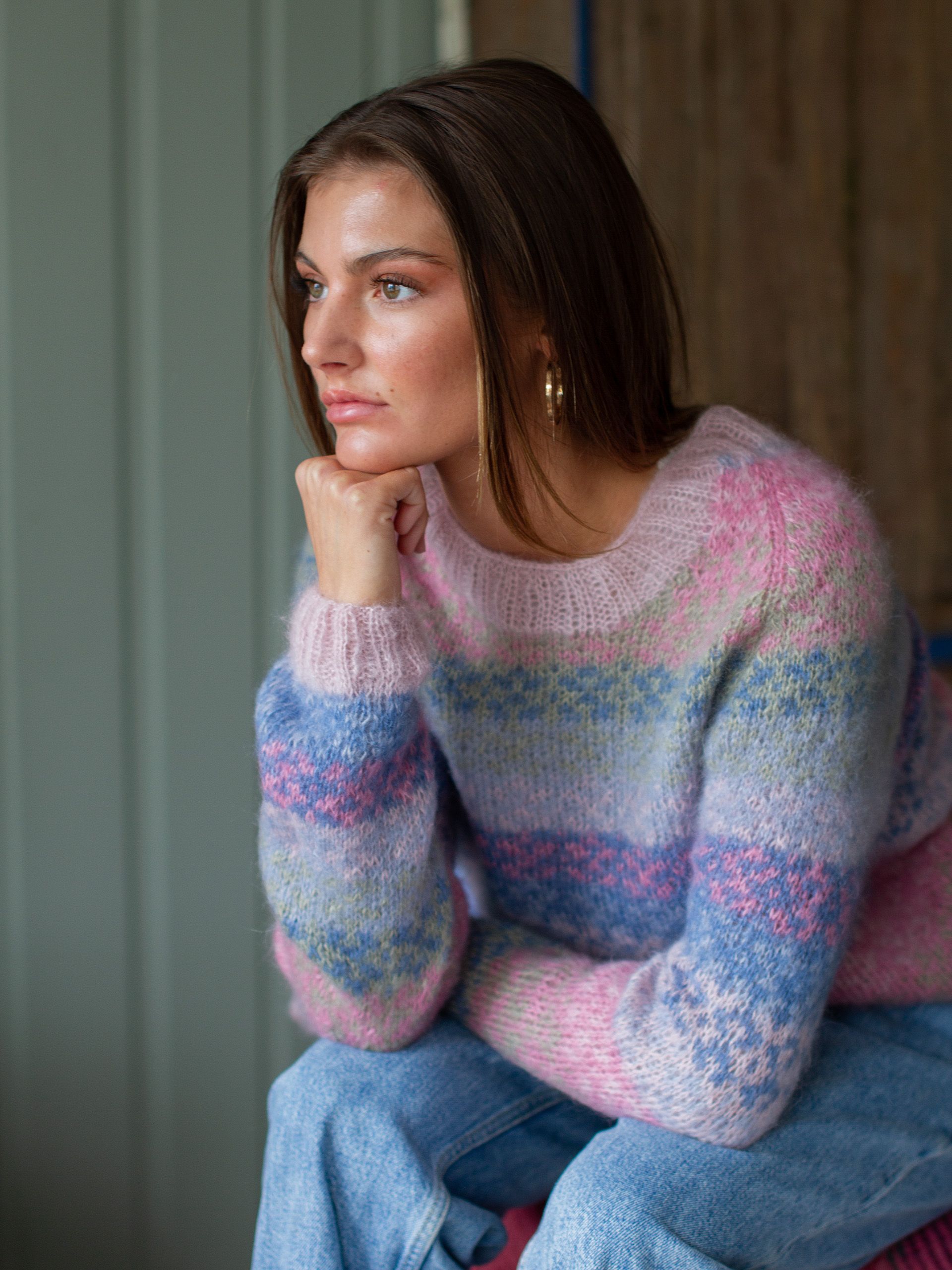 323K-02b AURA tröja - Garnius - Garnius.se