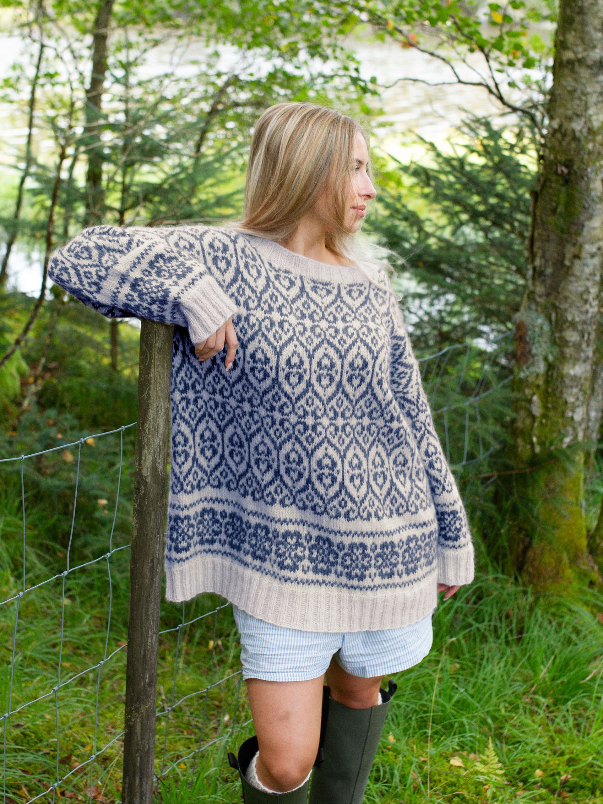 425K-02 FLID tröja vol.1 natur mörk blå - Garnius - Garnius.se