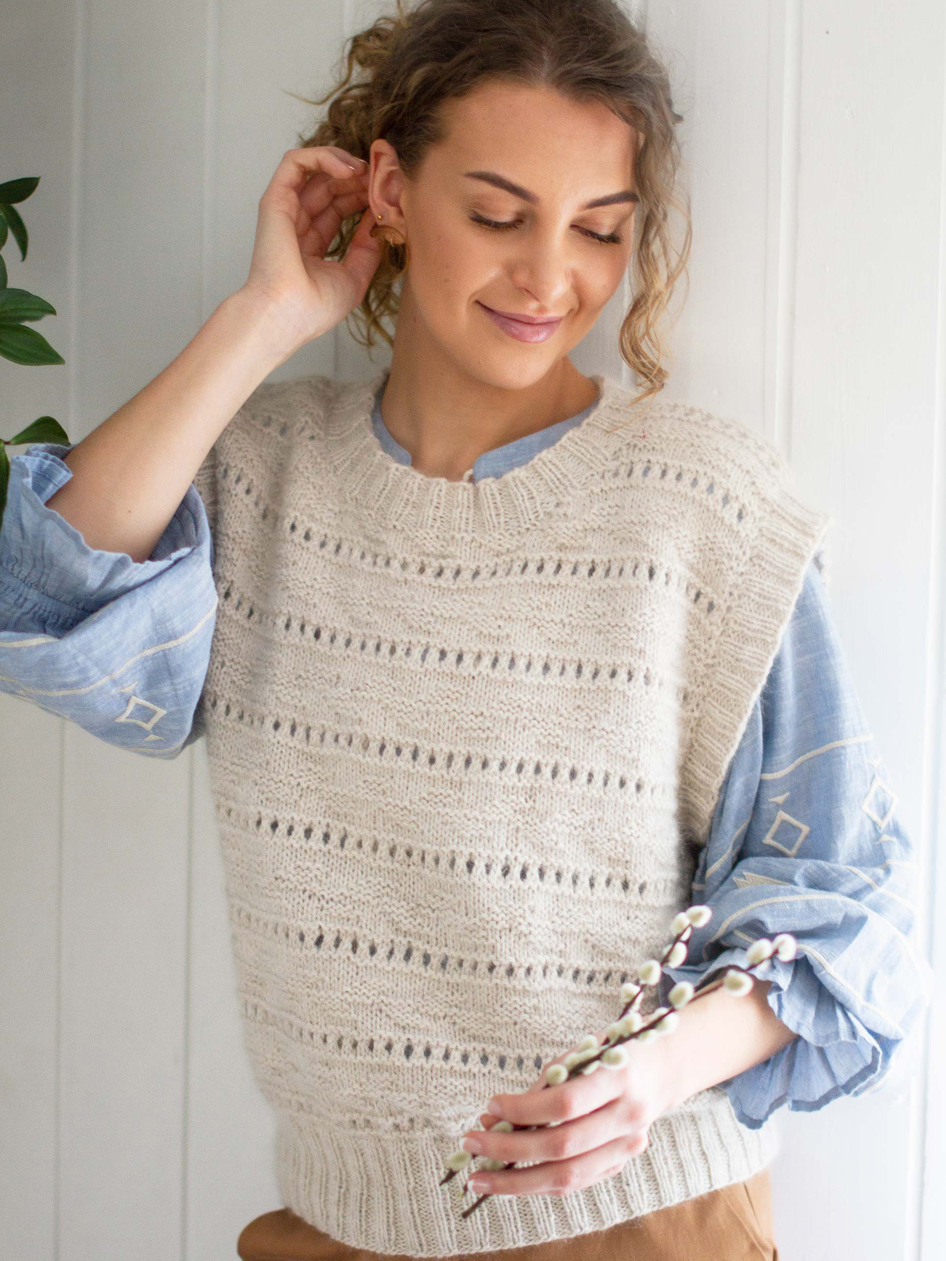 Englamark väst ljus beige melerad - Garnius - Garnius.se