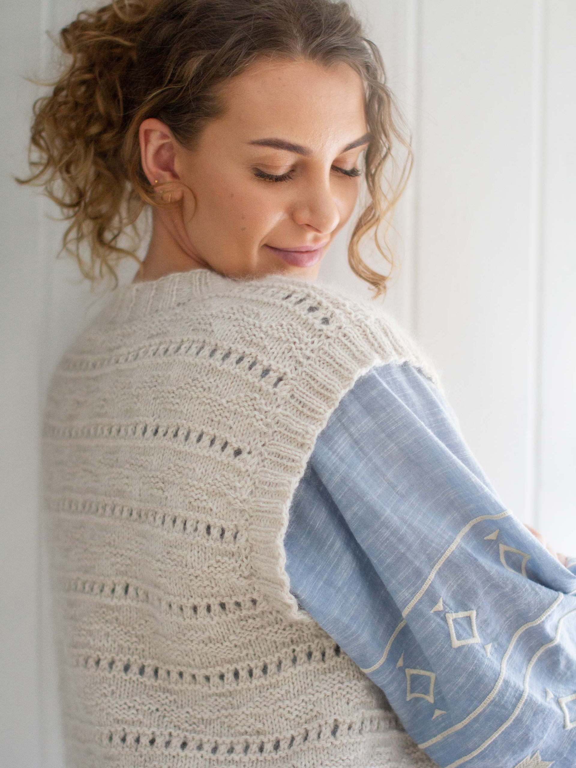 Englamark väst ljus beige melerad - Garnius - Garnius.se